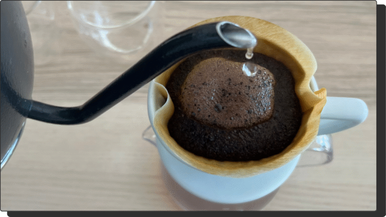 自宅での気晴らし｜簡単で本格的 ペーパードリップコーヒーの淹れ方 | URY